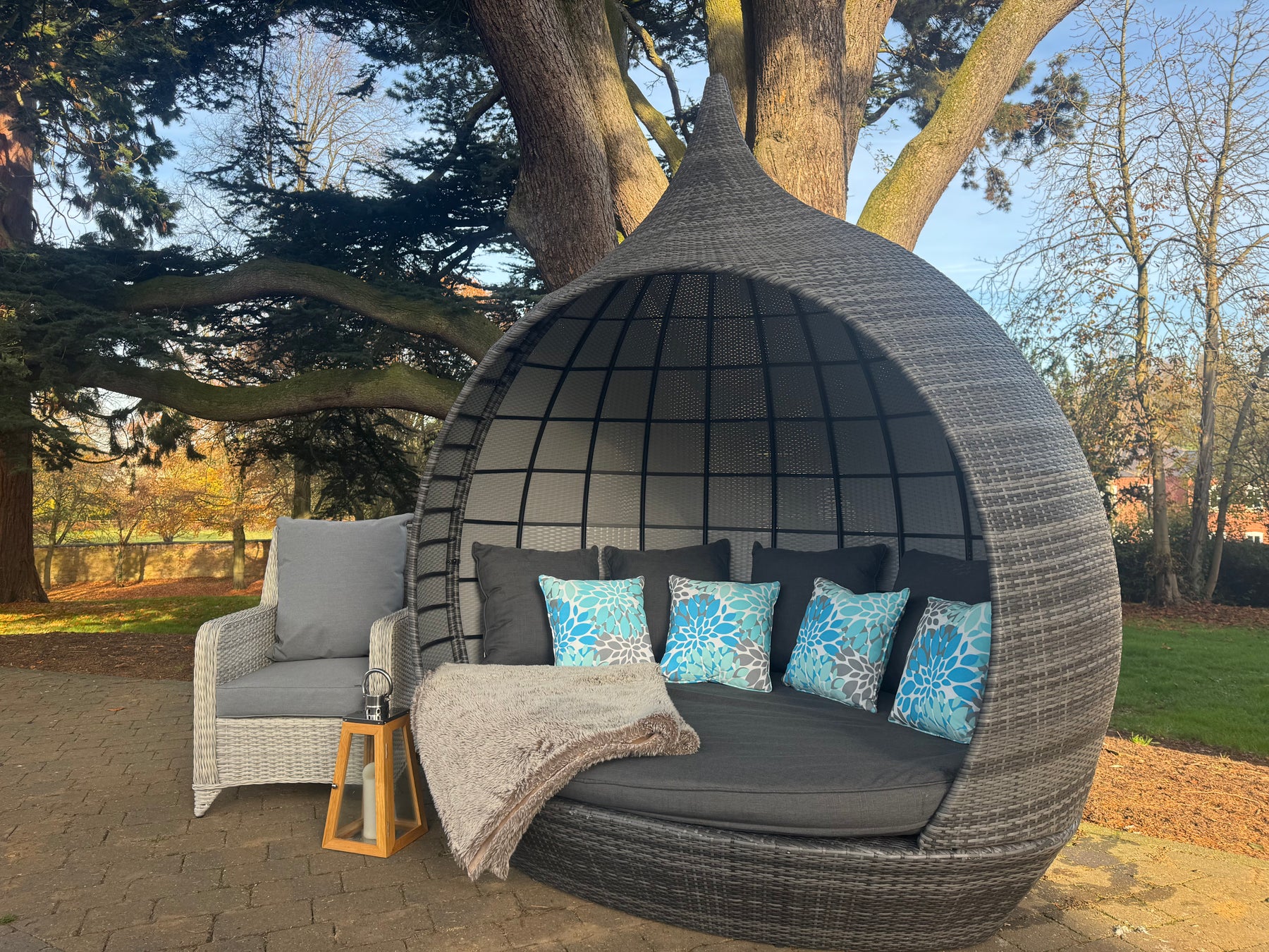 Buy the Handmade Pearl Day-Bed from Kubek Furniture