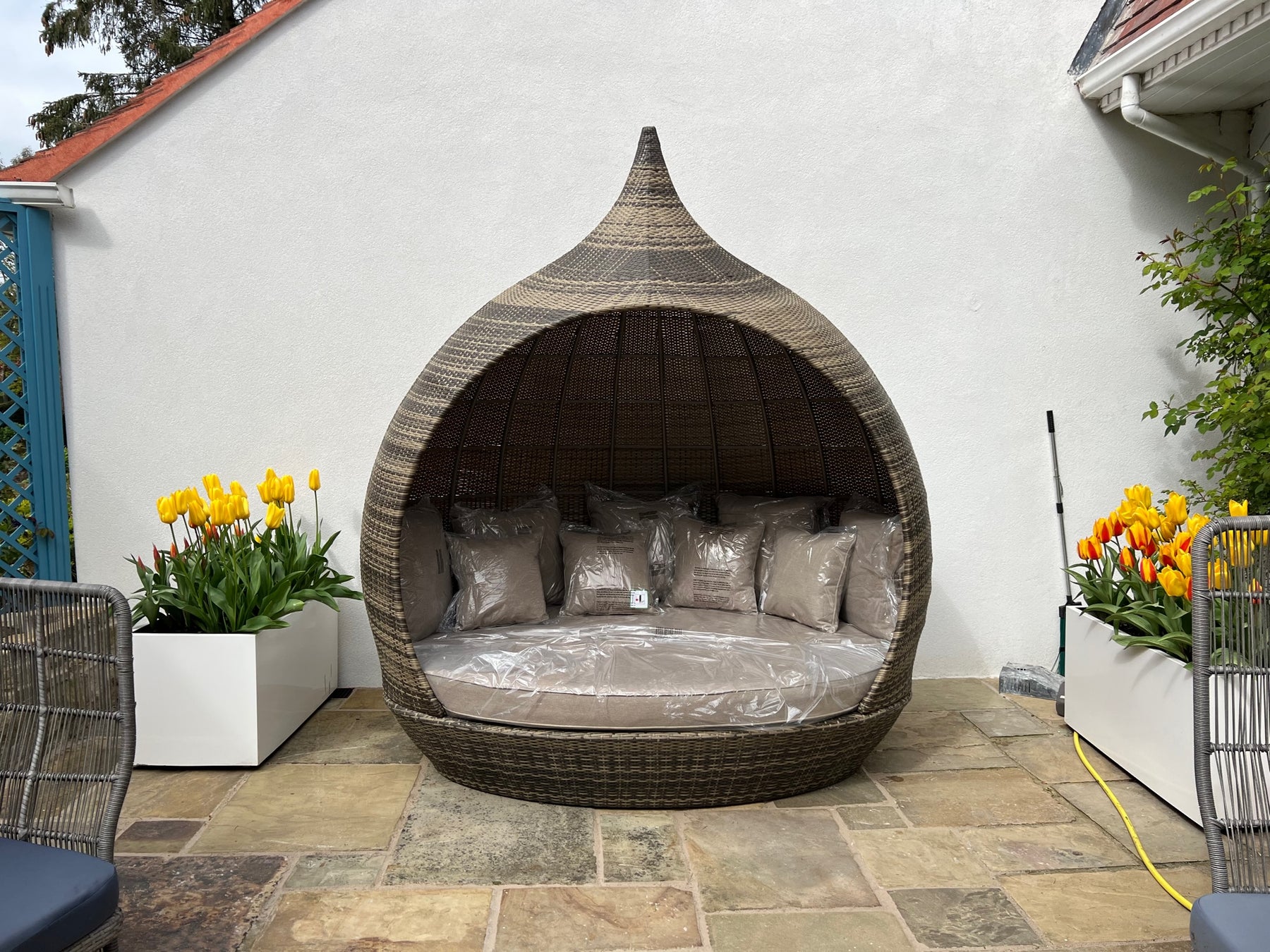 Buy the Handmade Pearl Day-Bed from Kubek Furniture