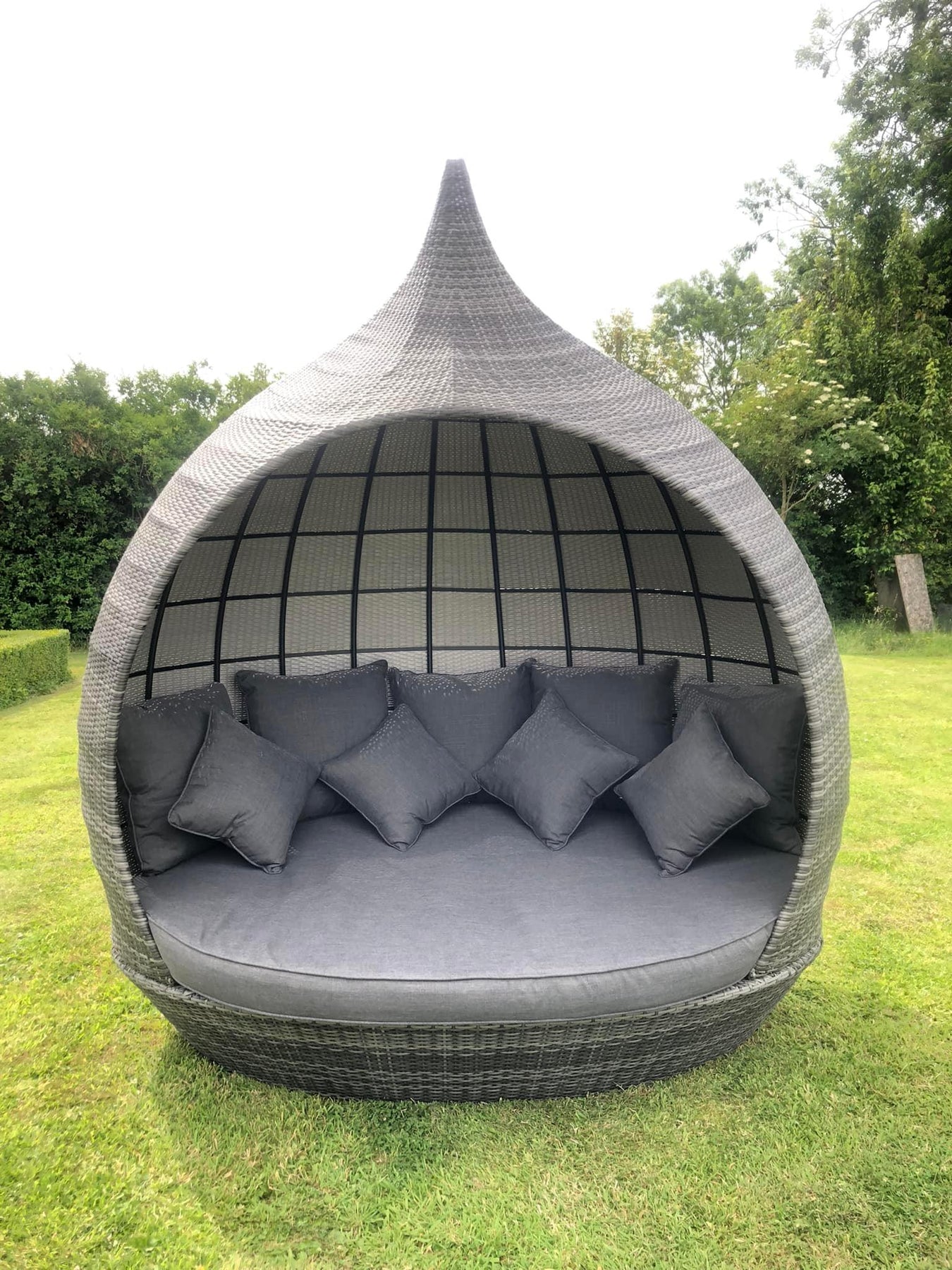 Buy the Handmade Pearl Day-Bed from Kubek Furniture