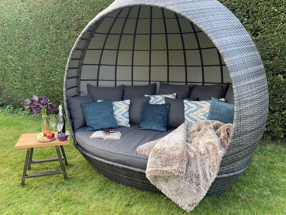 Buy the Handmade Pearl Day-Bed from £1449 from Kubek Furniture