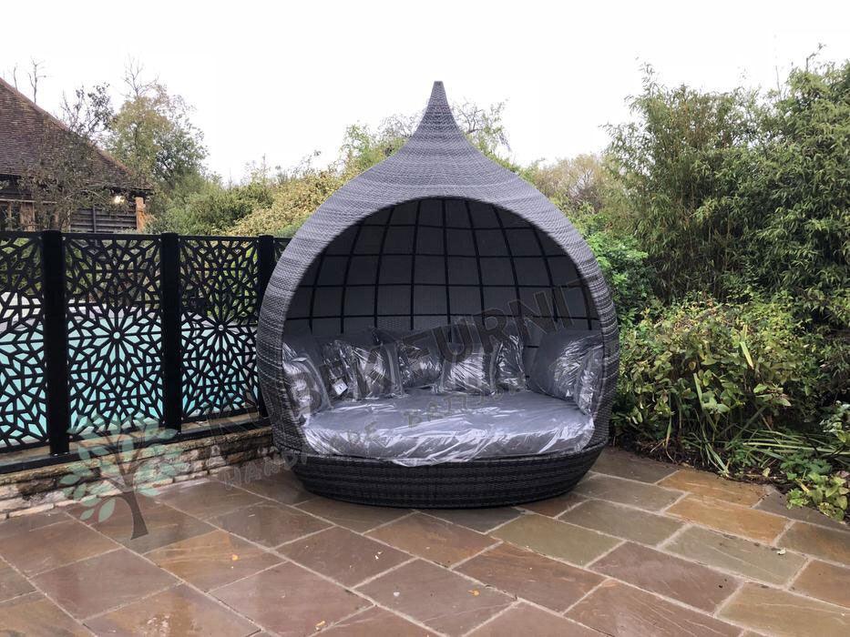 Buy the Handmade Pearl Day-Bed from £1449 from Kubek Furniture