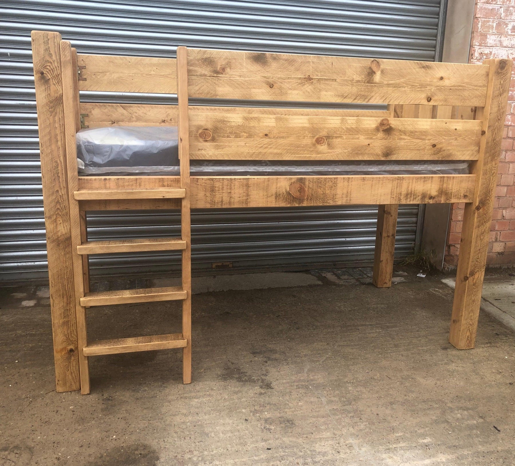 The Authentic Light Waxed Midi-Sleeper – Kubek Furniture