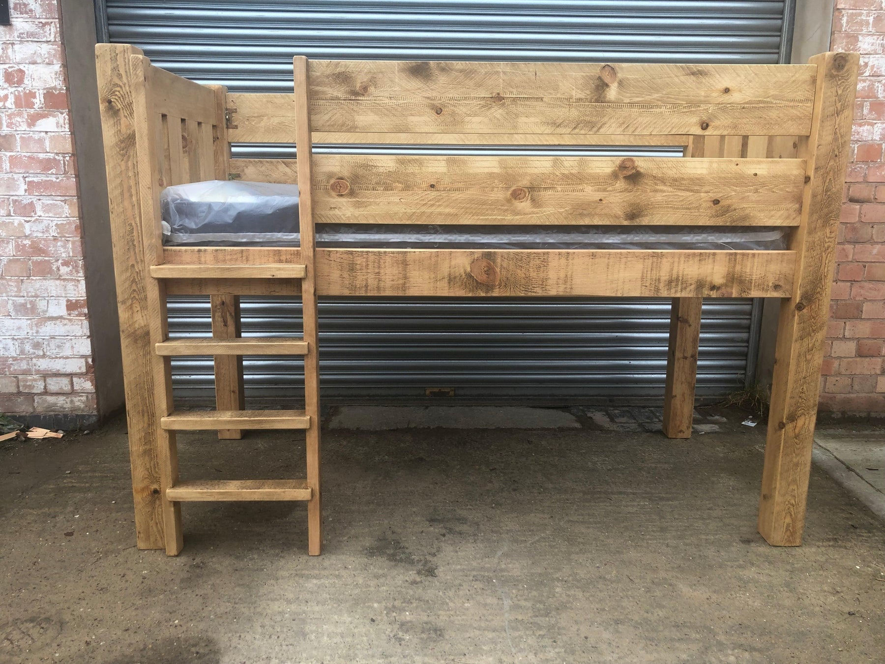 The Authentic Light Waxed Midi-Sleeper – Kubek Furniture